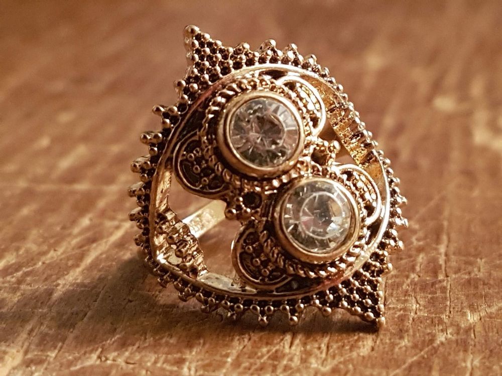 Ring filigran goldfarb. m.Glitzersteinen | Kaufen auf Ricardo