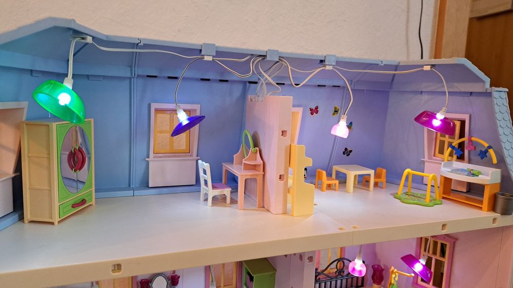 PLAYMOBIL Puppenhaus 5303 mit viel Zubehör und Beleuchtung (Gebraucht) in Romanshorn für CHF 180 ...