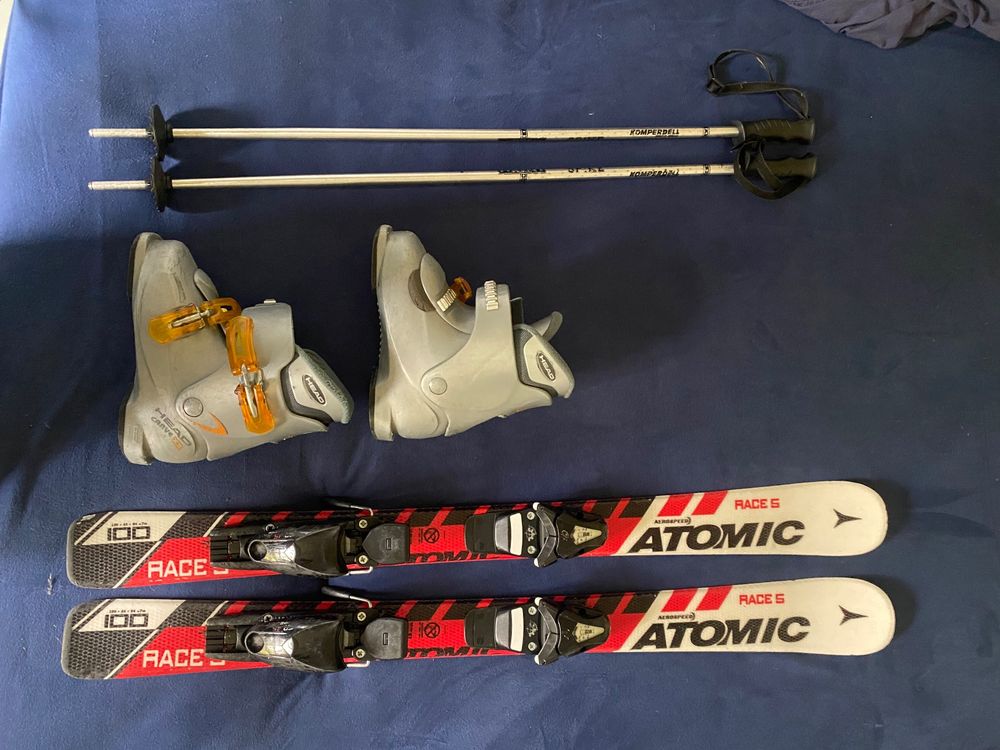 Ski Set: Grösse 18/22,5 inkl. Skischuhe, ski‘s und Stöcke (Gebraucht ...