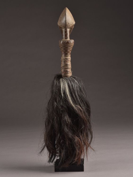 Afrikanischer alter sehr schöne Fliegenwedel auf Sockel (Gebraucht) in für CHF 150 – mit ...