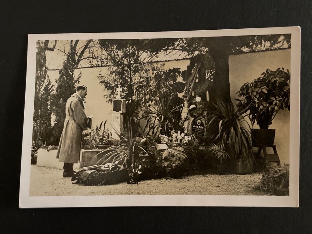 Postkarte: Ansichtskarte Adolf Hitler am Grabe der Eltern (Gebraucht ...