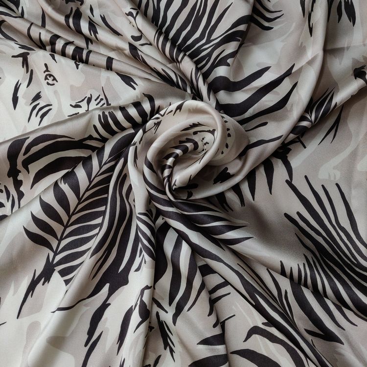 Italienische Top Seide Raso di Seta 100% 1.60x1.32m Leone (Neu (gemäss ...