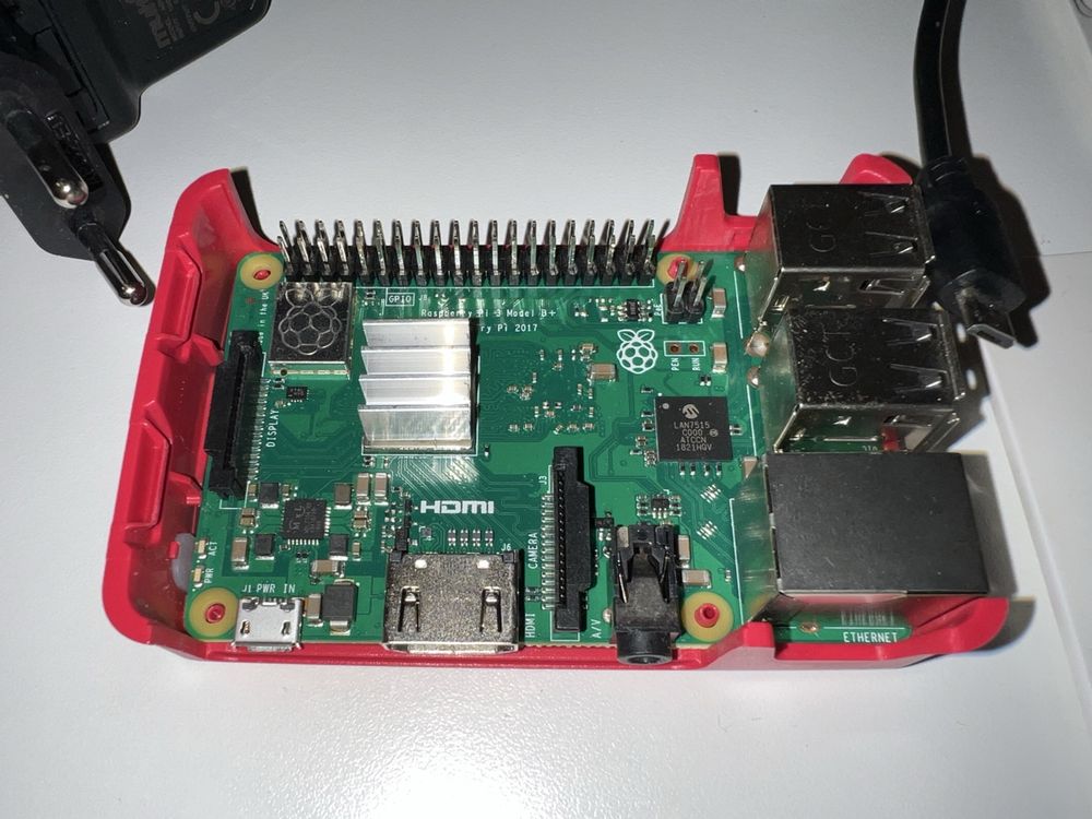 Raspberry Pi 3 Model B+ with Case and Power Supply (Gebraucht) in Mels ...