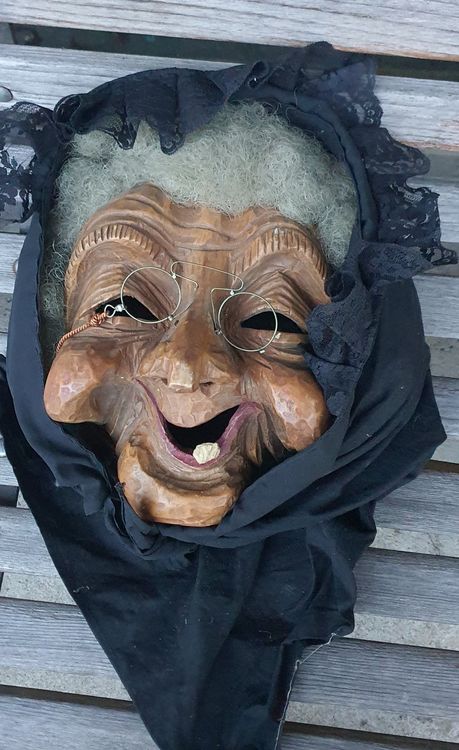 2 alte Holzmasken Tragmasken Flumser oder Krienser ? (Gebraucht) in ...