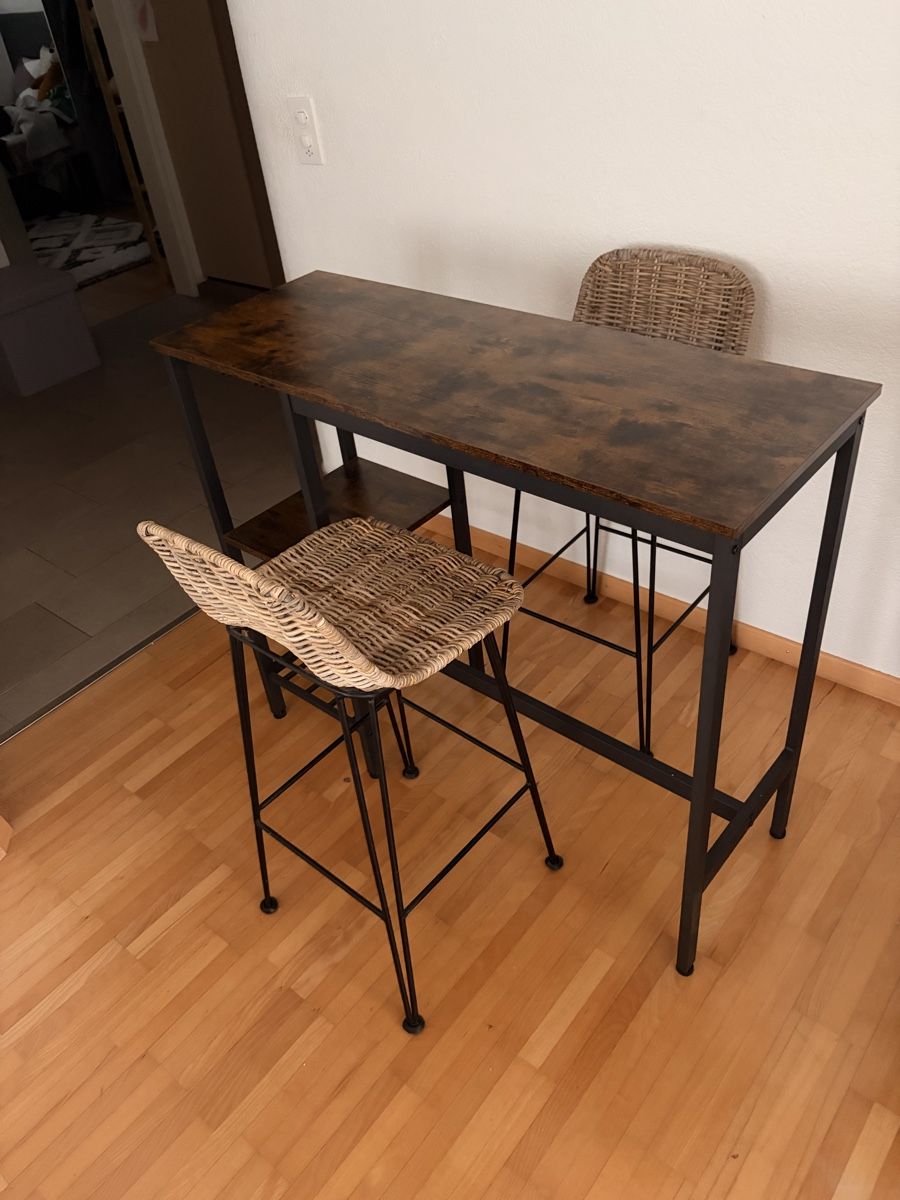 Bartisch mit 2 Barhocker, neuwertig, ideal für jedes Heim (Gebraucht) in Frauenfeld für CHF 10 ...