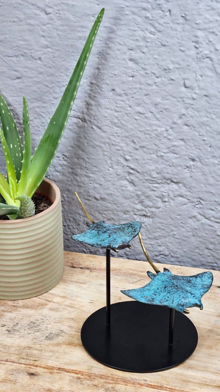 Duo de raies manta en bronze sur socle rond (Neuf (Voir description)) à ...