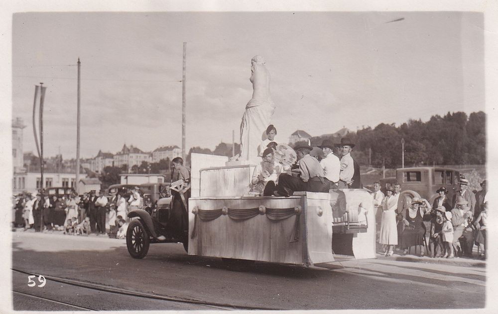 Cortège à la Chaux de Fonds (D'occasion) à Orvin pour CHF 5.5 – avec livraison | Acheter sur Ricardo