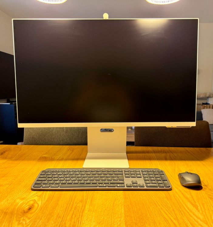 Samsung M8 Monitor + Logitech Tastatur & Maus (Bundle) (Gebraucht) in ...