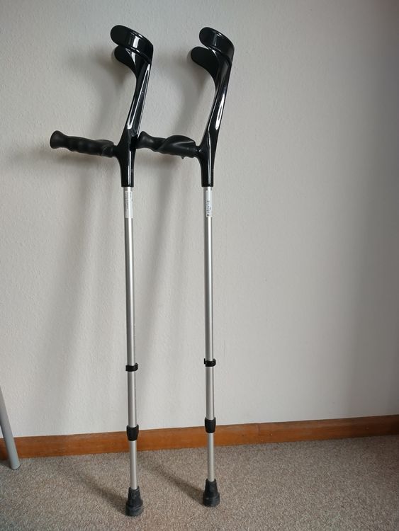 Krücken / Gehhilfen schwarz, höhenverstellbar | Kaufen auf Ricardo