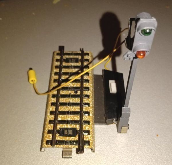 Märklin 7339 H0: Licht-Hauptsignal mit Gleisstück 1/2 Gerade (Gebraucht ...