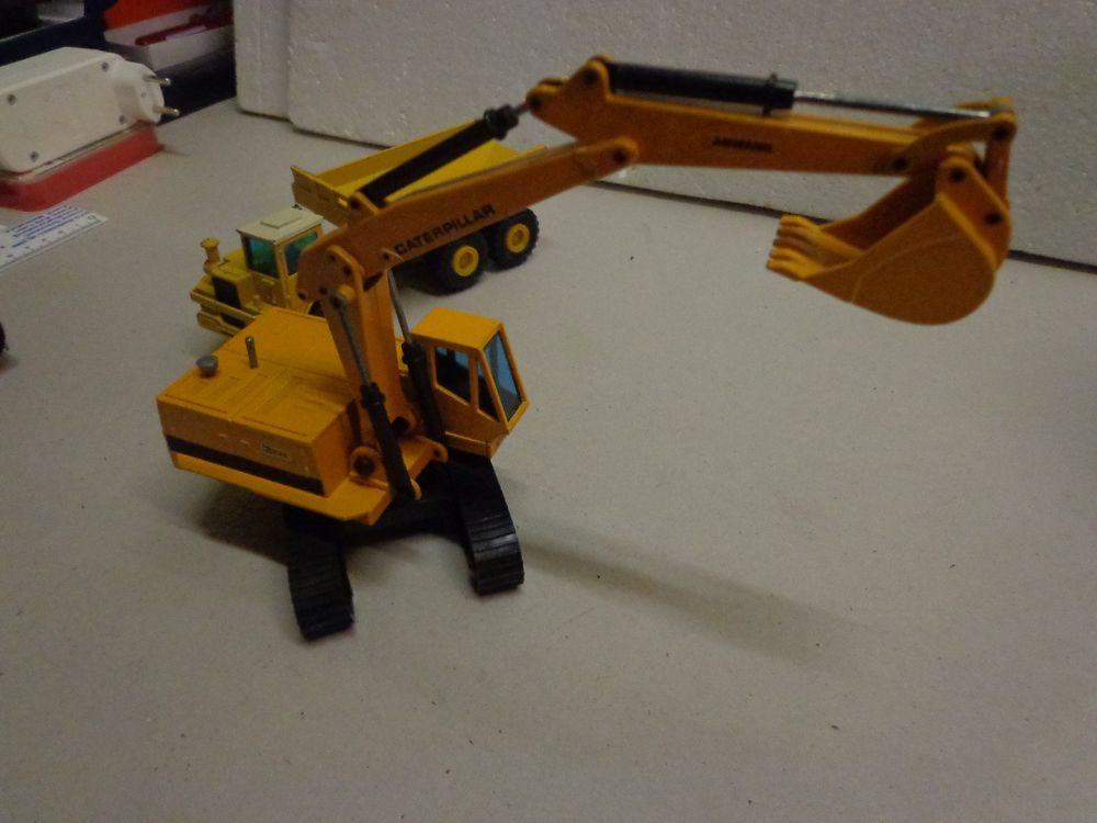 Caterpillar Raupenbagger und Dumper (Gebraucht) in Zofingen für CHF 18 ...
