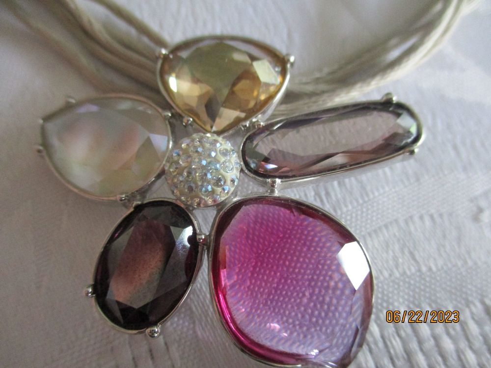 sch. gr. Swarovski Anhänger m. Seidenschnüren | Kaufen auf Ricardo