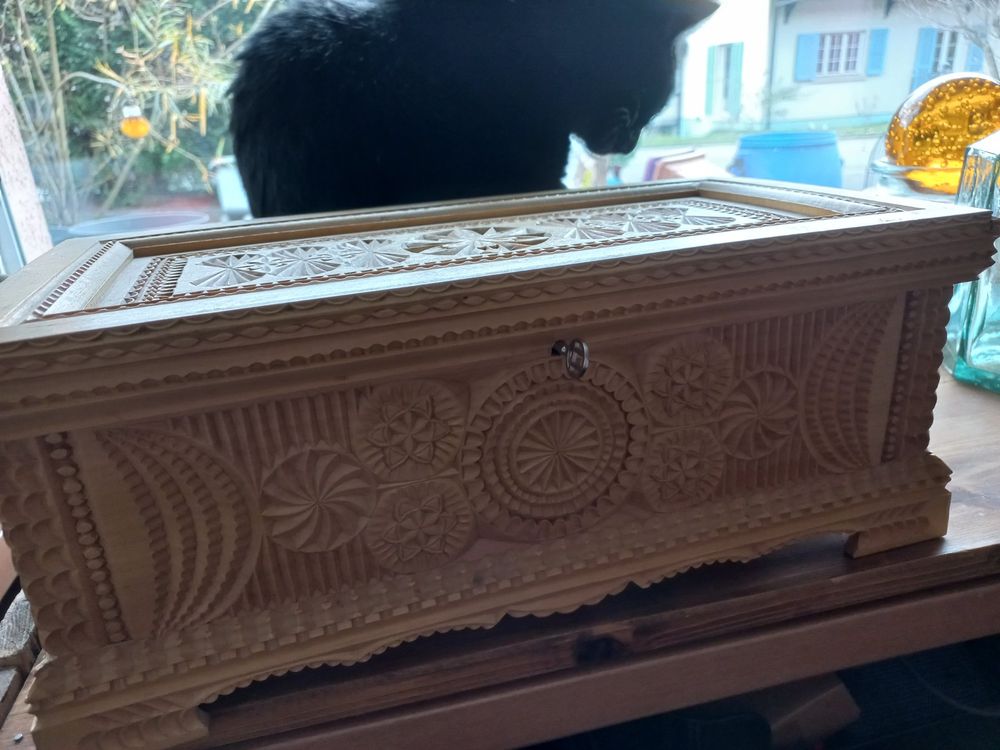 Coffre à bijoux en bois sculpté au couteau style du Queyras (D'occasion) à Vauderens pour CHF 90 ...
