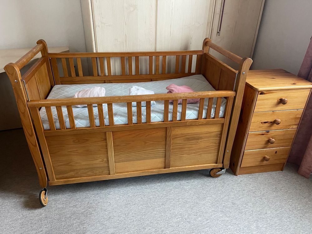 Kinderbett Holz mit Rädern (Gebraucht) in Herrliberg für CHF 150 – nur Abholung auf Ricardo kaufen