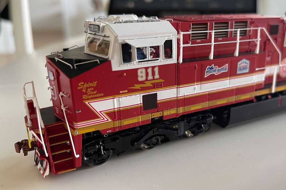 SCALE TRAINS 32396 - HO - CSX ES44AC „911“ - ESU LOK | Kaufen auf Ricardo