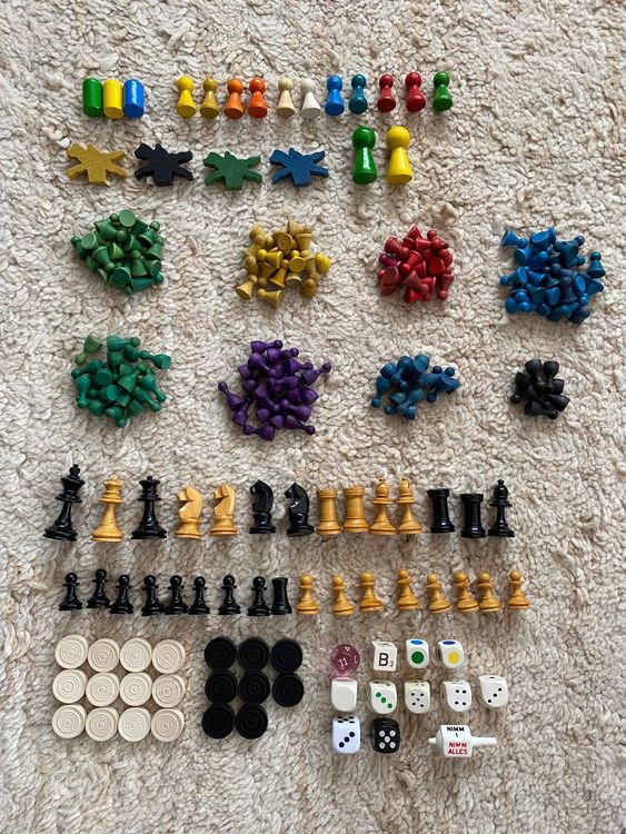 Viele Spielfiguren aus Holz u.a. und diverse Würfel (Gebraucht) in ...