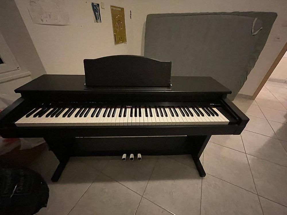 Piano digital Roland HP2700 (D'occasion) à Le Cerneux-Veusil pour CHF ...