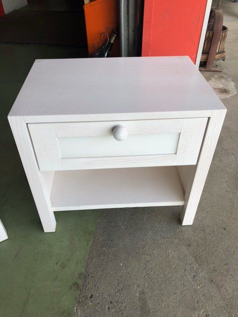 Nachttischli weiss, 1 Schublade und 1 Ablage, Holz 2 Stück (Gebraucht) in Dietikon für CHF 19 ...