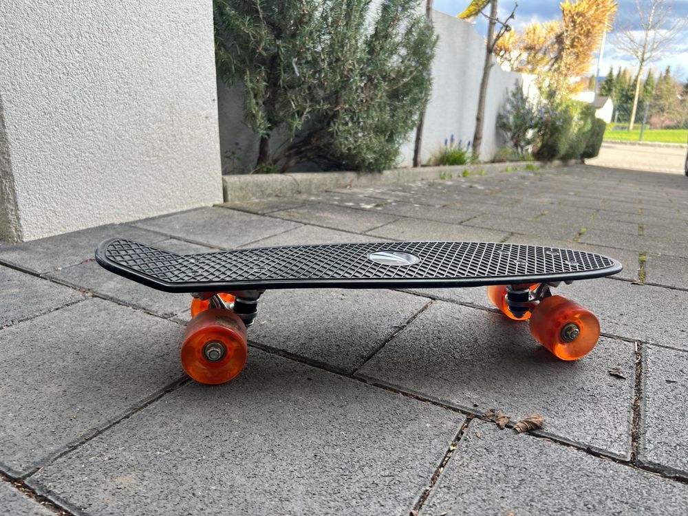 Schwarzes cooles Pennyboard Cruiser Skateboard (Gebraucht) in Dietlikon für CHF 10 – nur ...