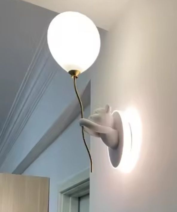 Lampe murale originale en forme d out tenant un ballon (Gebraucht) in ...