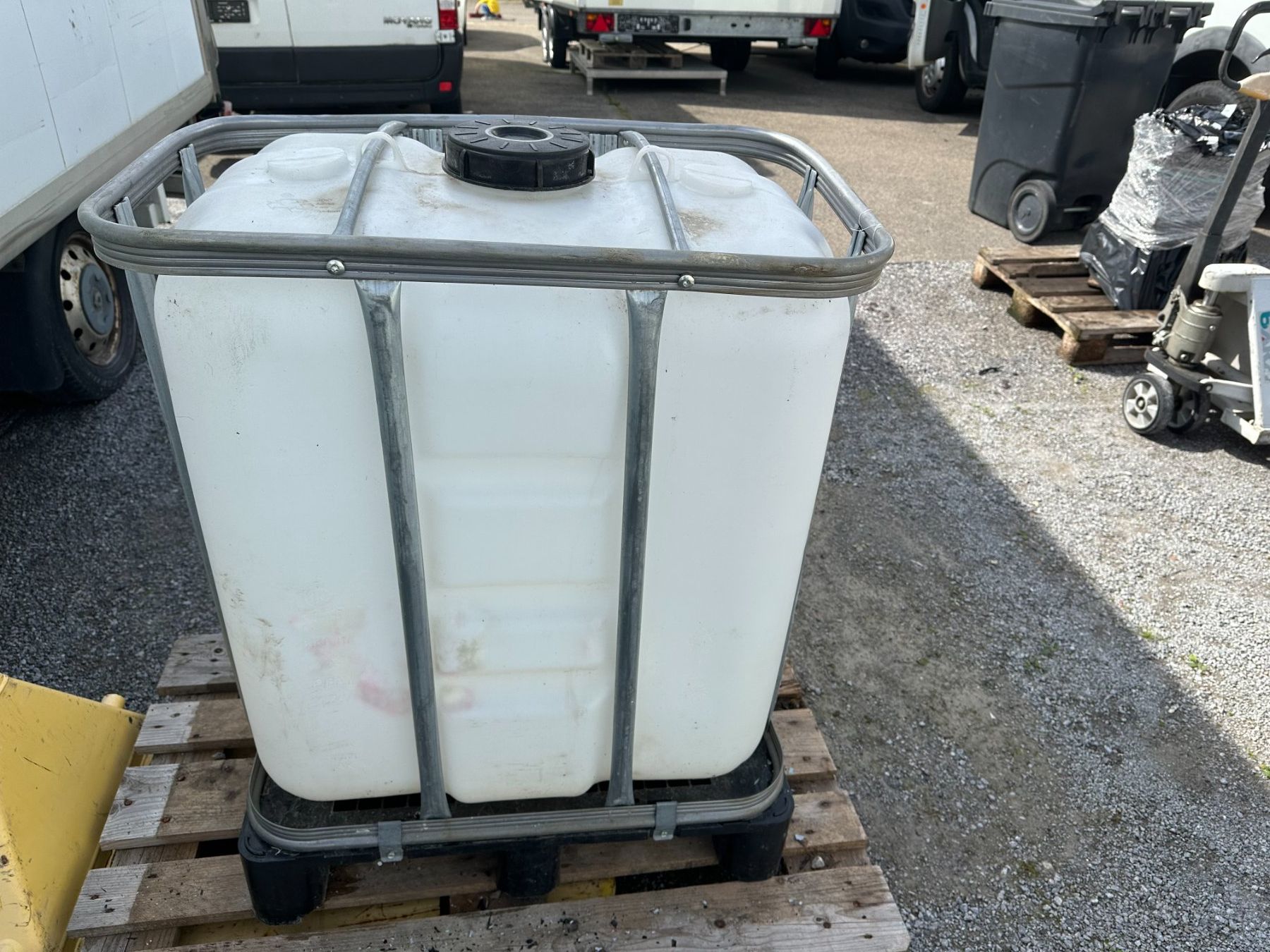 IBC Container 300 l auf Kunststoffpalette (Gebraucht) in Dübendorf für ...
