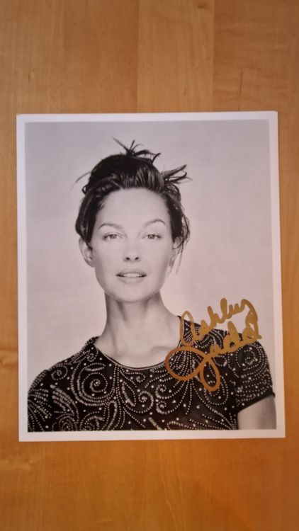Ashley Judd, Original Autogramm auf Grossfoto in s/w (Gebraucht) in ...