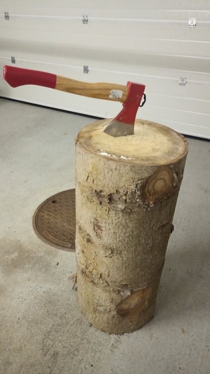 Scheit-Stock mit Axt (Neu (gemäss Beschreibung)) in für CHF 30 – nur ...