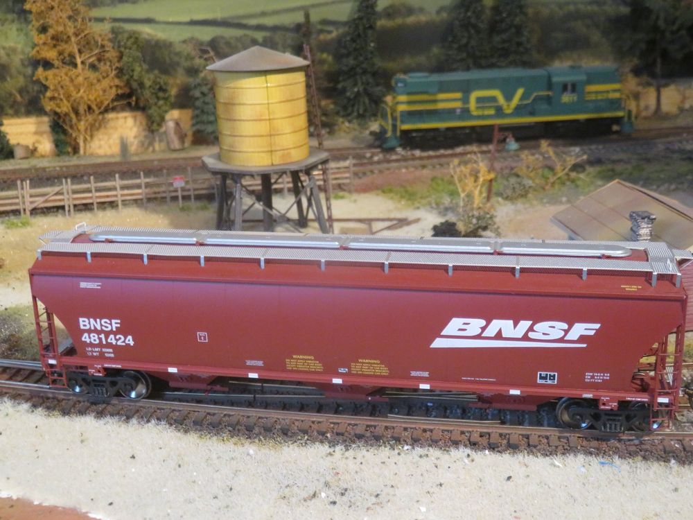 Athearn GenesisG4287 BNSF Covered Hopper (Gebraucht) in Bussnang für ...