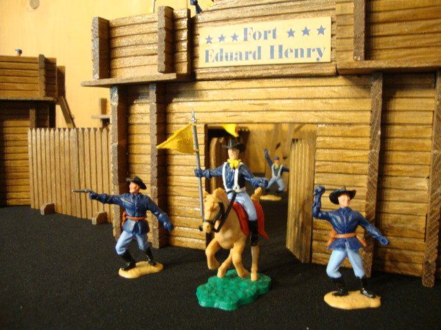 Holz Wildwest Fort EDUARD HENRY mit TIMPO TOYS Soldaten (Gebraucht) in ...