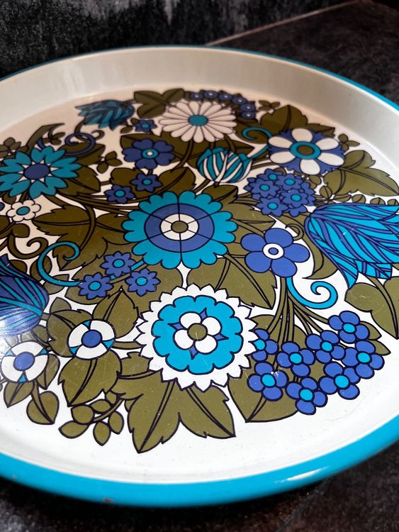 Serviertablett Blech, vintage 70er Blumen blau Tablett (Gebraucht) in ...