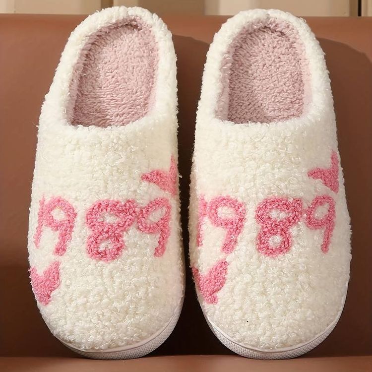 Swiftie Album 1989 Damen Hausschuhe versch. Grössen (Neu und originalverpackt) in Neftenbach für ...