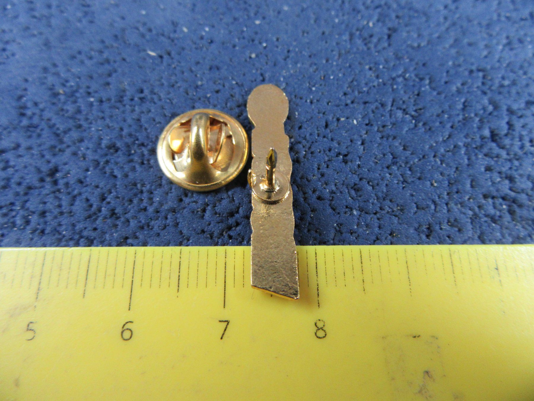 TOYOTA AUTO LOGO SCHMUCK-PIN GEPRÄGT GOLDIG KLEIN-FEIN-EDEL (Gebraucht ...