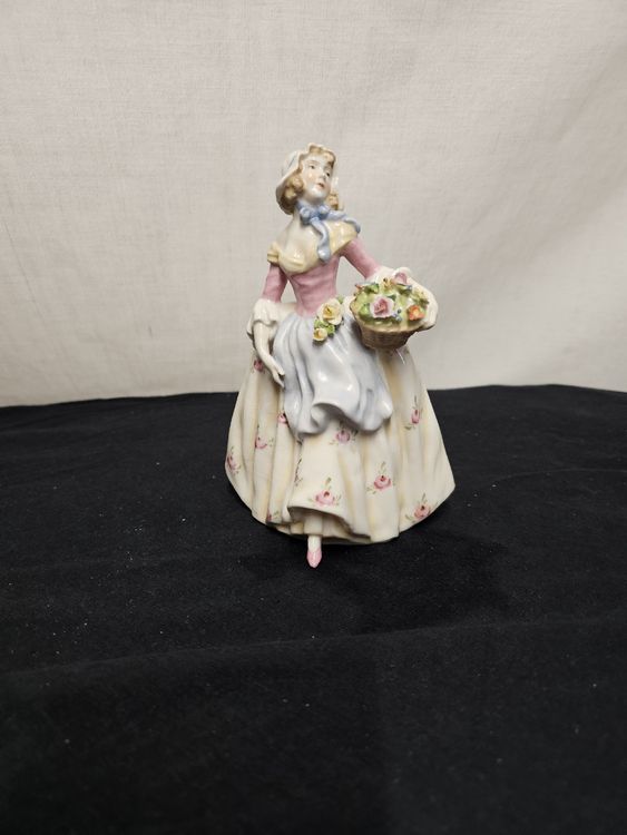 Porzellan Figur Dame mit Blumenkorb, Vintage (Gebraucht) in Wolfertswil für CHF 22 – mit ...