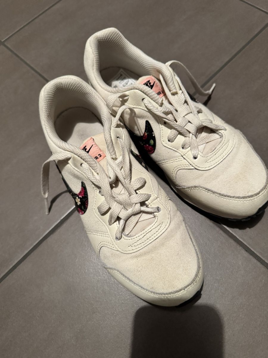 Nike runner trainers UK 4.5 EUR 37.5, floral detail 🌸👟 (Gebraucht) in ...