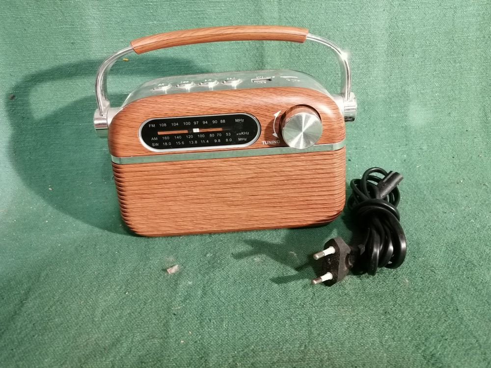 Kleines FM/AM/SW/USB-Retro Style Radio (220V und Batterien) (Gebraucht ...