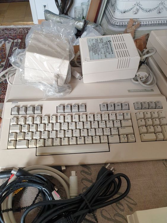 Commodore 128 Computer, 2 Floppy Laufwerke & Zubehör | Kaufen auf Ricardo