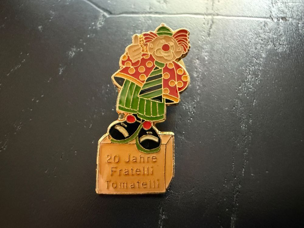 Fratelli Tomatelli Jubiläumsanstecker, 20 Jahre Zirkus 🤡 (Gebraucht) in ...
