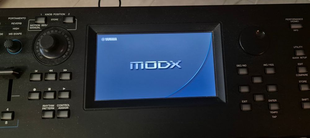 Yamaha MODX7 Keyboard mit viel Zubehör | Kaufen auf Ricardo