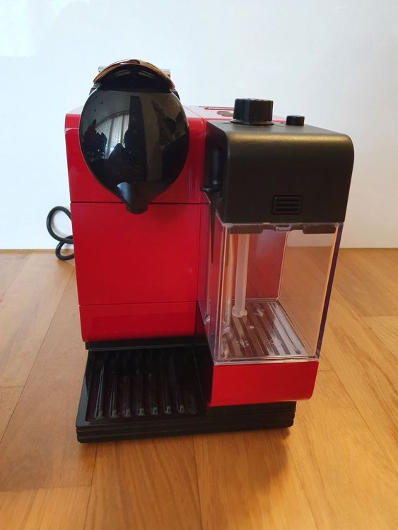 Kaffeemaschine Nespresso mit integriertem Milchschäumer | Kaufen auf Ricardo