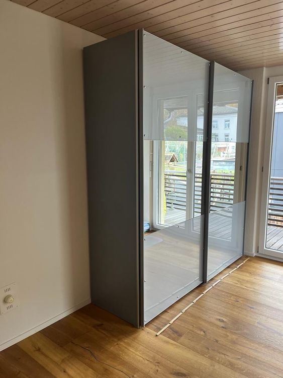Schwebetürenschrank 2m breit (Gebraucht) in Weesen für CHF 100 – nur Abholung auf Ricardo kaufen