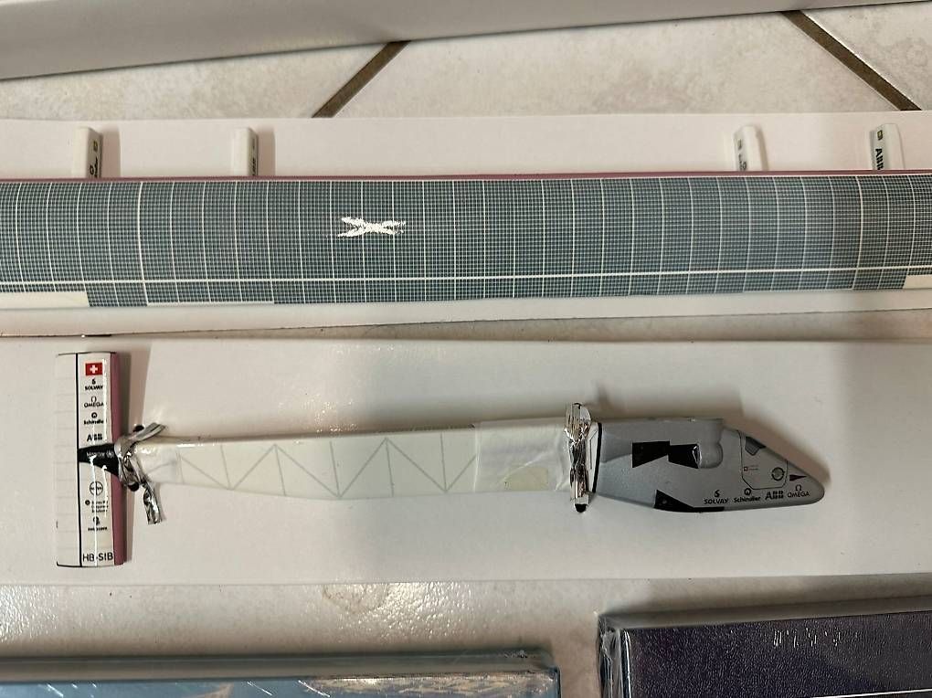 Solar impulse 2 books and model / maquette Limited NEW (Neuf avec ...