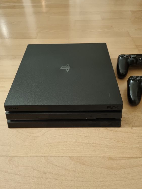 Sony PS4 Pro mit 2 Original-Controller | Kaufen auf Ricardo