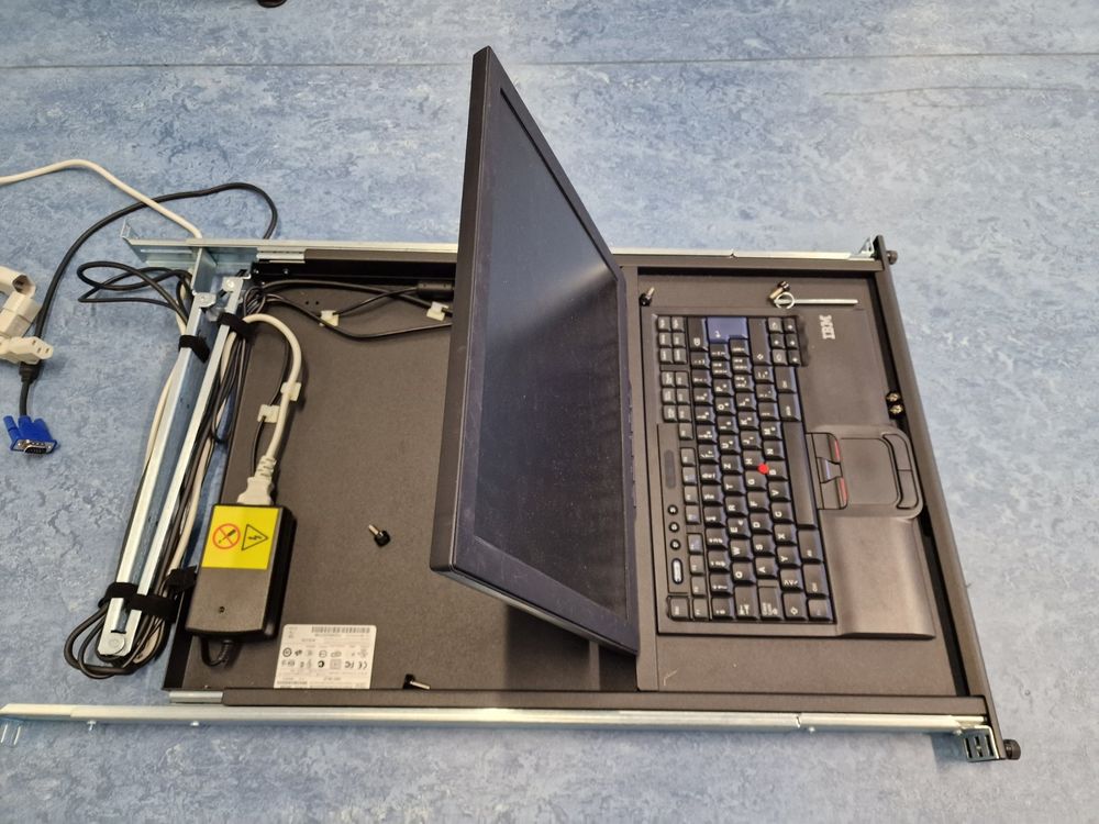 KVM 19" Zoll Rackkonsole mit PC Switch und sämtlichen Kabel (Gebraucht ...