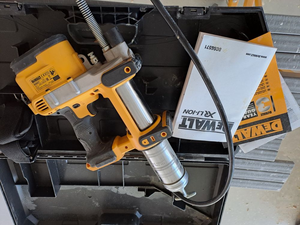 Fettpresse Dewalt DCGG571 18V (Gebraucht) in Hitzkirch für CHF 215 ...