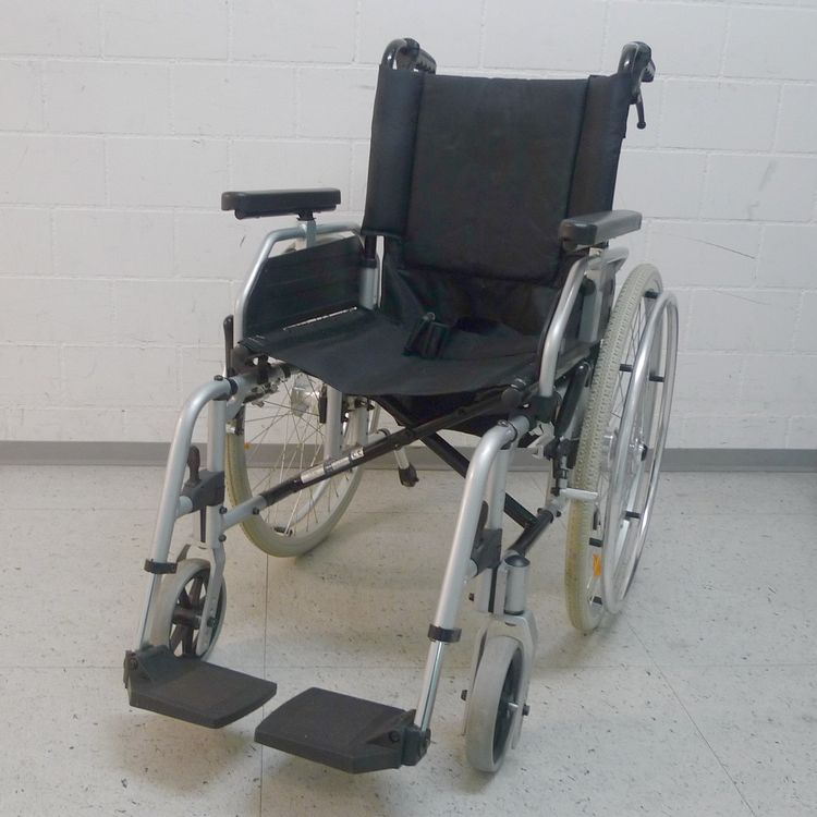 Rollstuhl Uniroll, SB 42 cm, Zusatzbremsen, nur CHF 189 (Gebraucht) in Lengnau für CHF 189 – mit ...