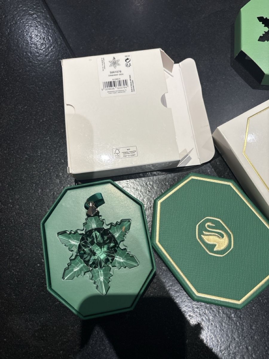 2 ornements Swarovski 2024 (Neu und originalverpackt) in Riddes für CHF 57 – mit Lieferung auf ...