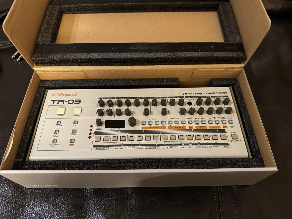 Roland TR-09 - Boutique TR-909 mit USB und Y-Kabel (Gebraucht) in ...