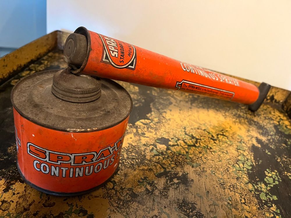 ALTE BLECH SPRAY DOSE UM 1950 TOLLE GRAFIK SELTEN (Gebraucht) in ...