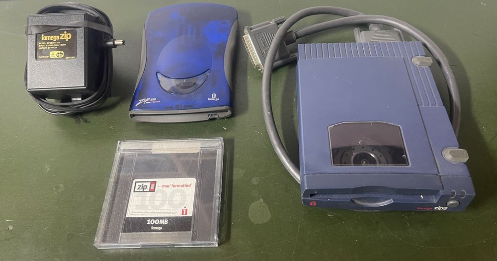 2 ZIP Laufwerke, 1 Diskette und ein Adapter (Gebraucht) in Dänikon ZH ...