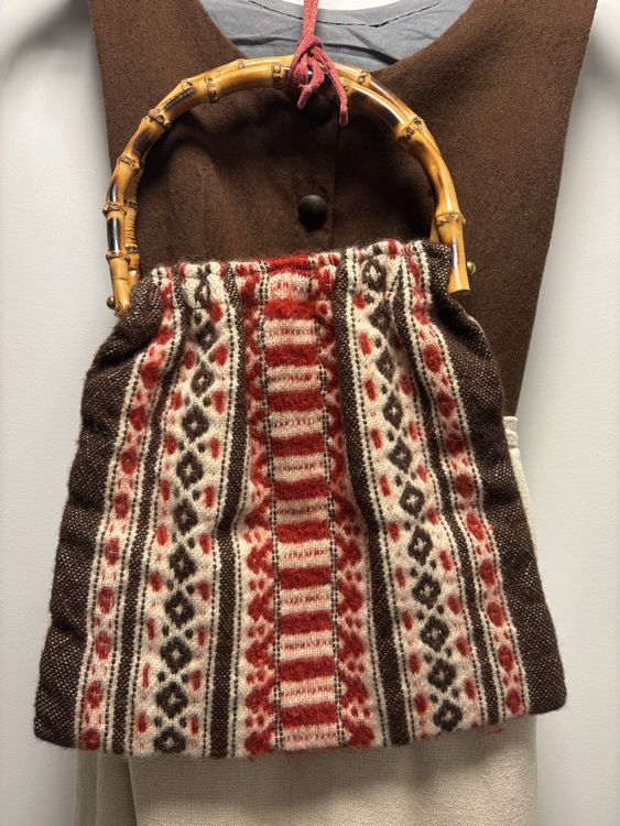 Bündner Werktags-Tracht mit 2 Blusen, Schürze u. Tasche (Gebraucht) in ...